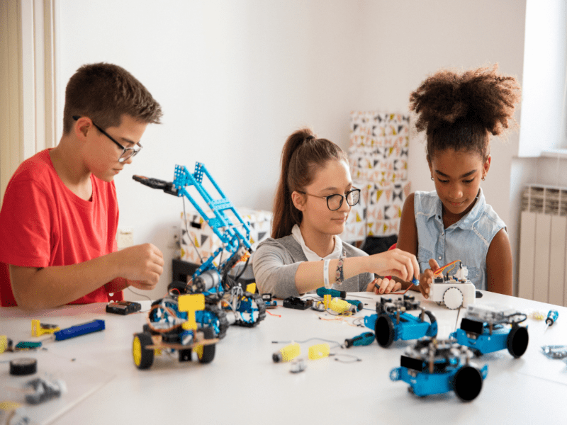 Robotics là gì? Ứng dụng & Vai trò của Robotics trong giáo dục - MindX blog