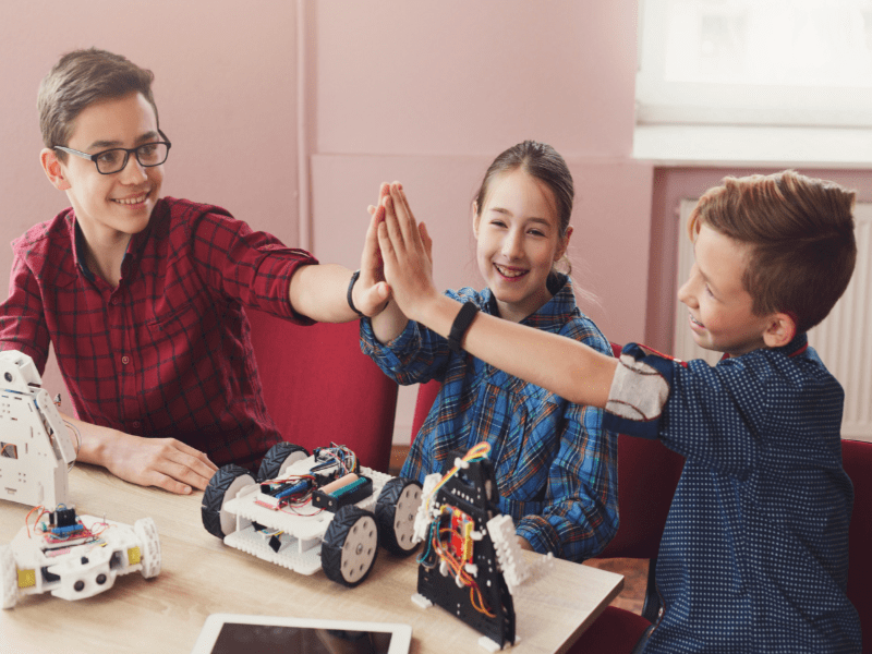 Robotics là gì? Ứng dụng & Vai trò của Robotics trong giáo dục - MindX blog